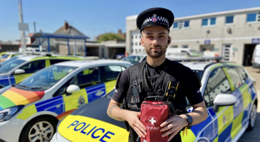 Emergency kit issued to police officers in Essex - Your Thurrock